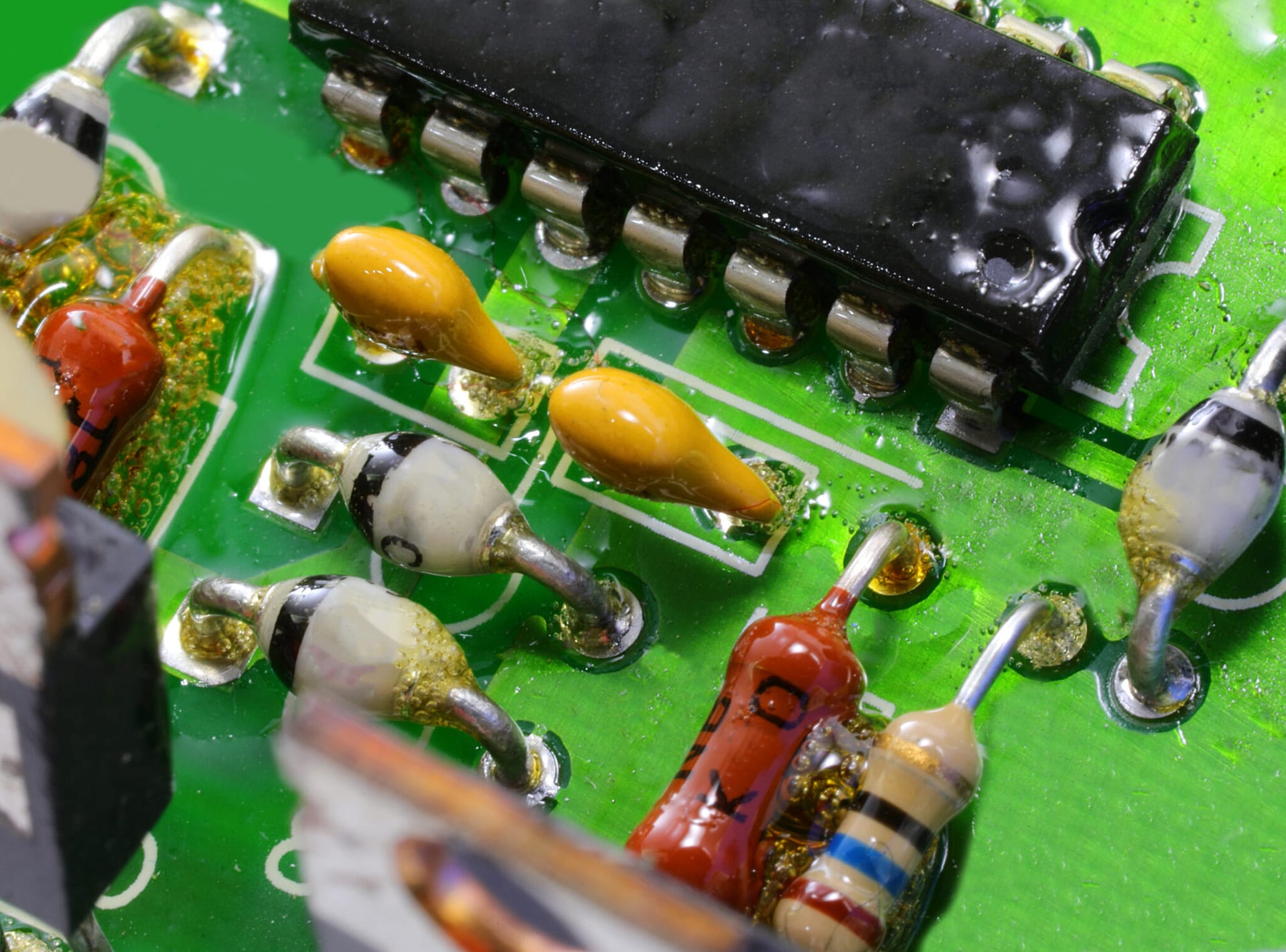 Conformal Coating vs. /Encapsulation | RIS Blog
